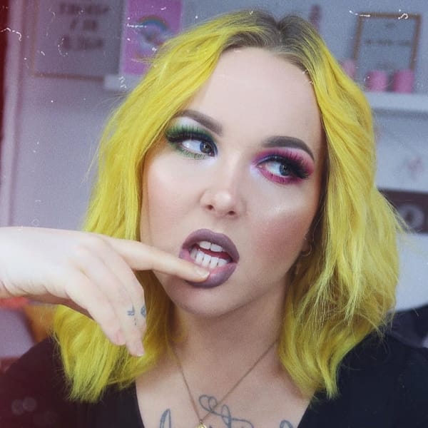 Contact Jennys Strange World - Creator and Influencer